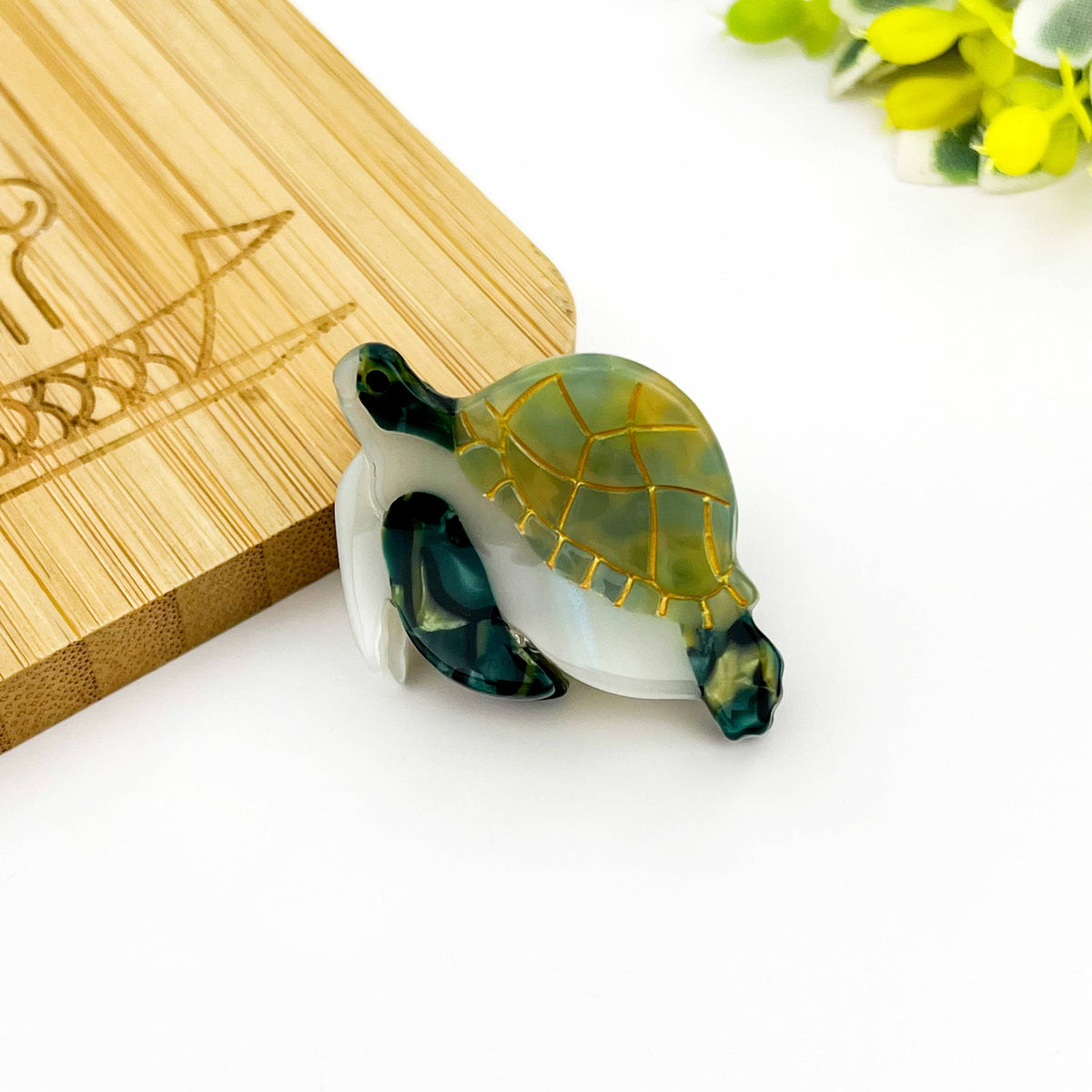 Golden Green Turtle Hair Claw Clip – Mutual Adoration + POST